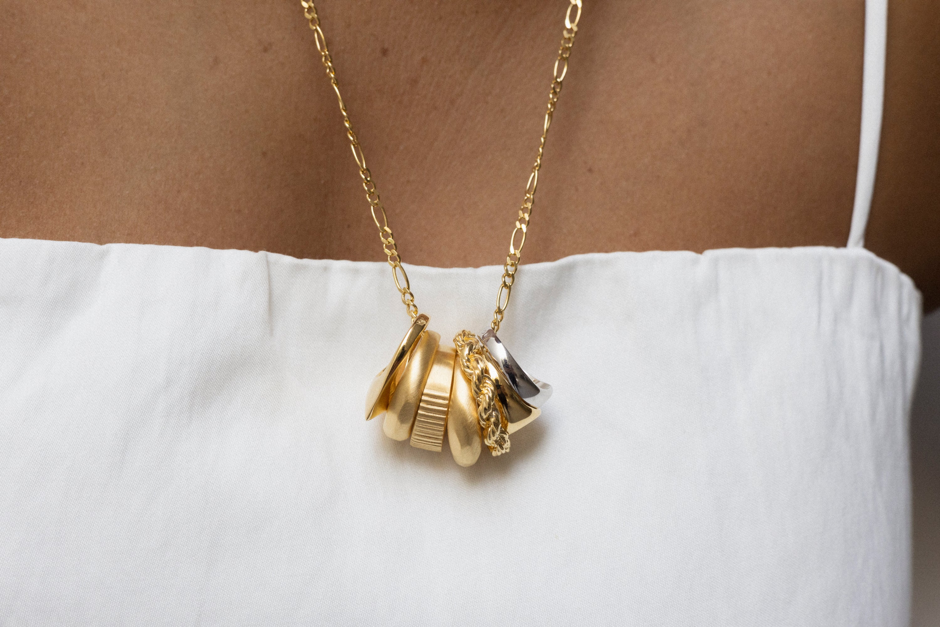 put all my rings on a necklace, look how it works – CINCO